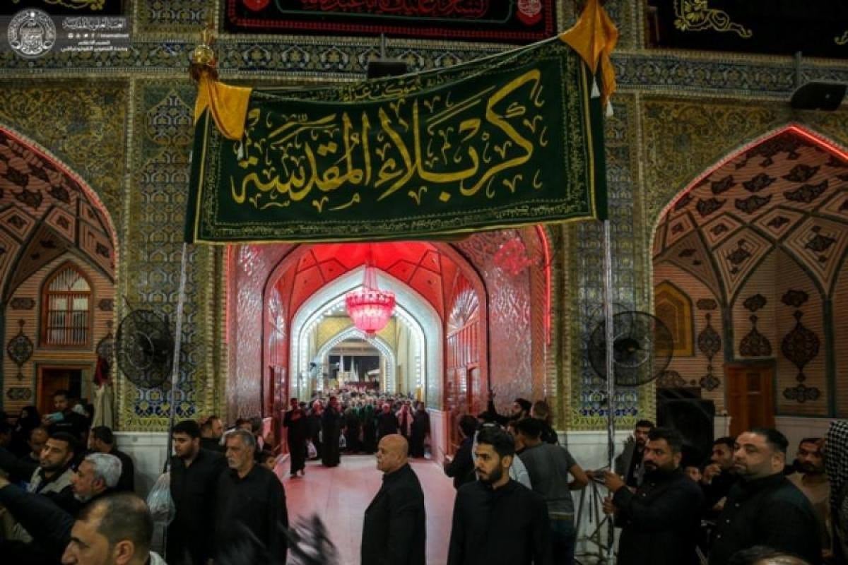 The people of Holy Karbala go out in a mourning procession to ...