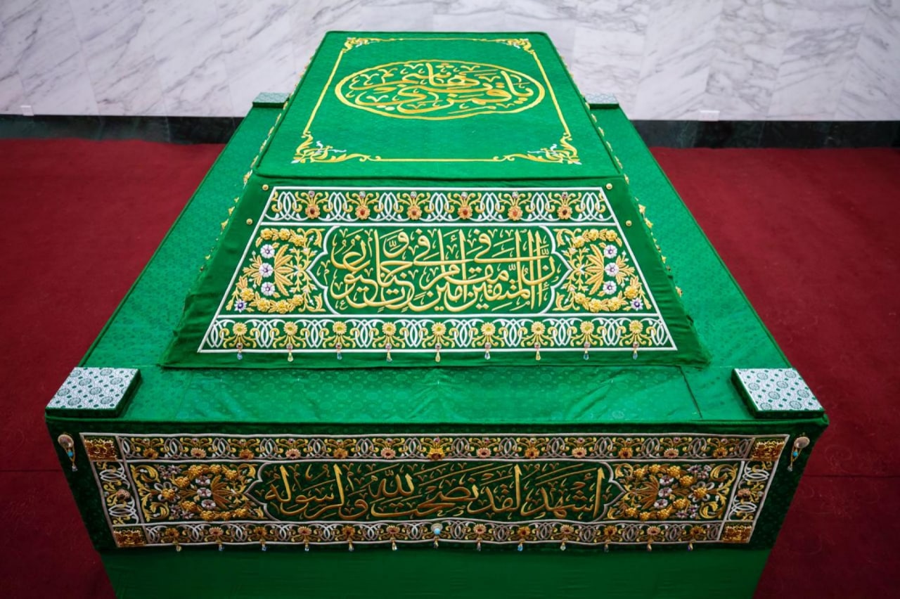 Precious stones in the new Kiswa of Al-Abbas Holy Shrine - Shia Waves