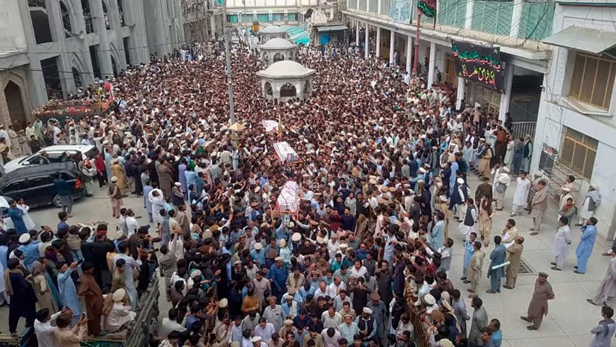 Pakistan: Thousands of mourners attend funeral procession of slain Shia ...