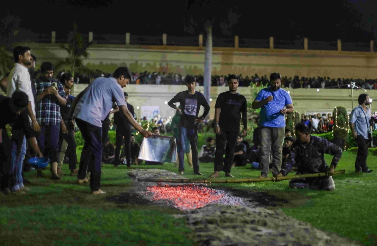 Indian followers of Ahlul-Bayt perform fire ritual in mourning of Imam ...