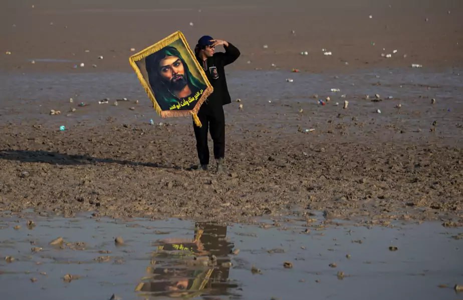 Canadian newspaper publishes photograph of a pilgrim carrying symbolic ...