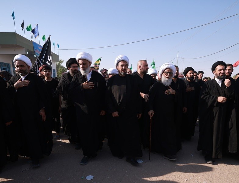 Grand Ayatollah Sheikh Bashir Najafi participates in Arbaeen Walk ...