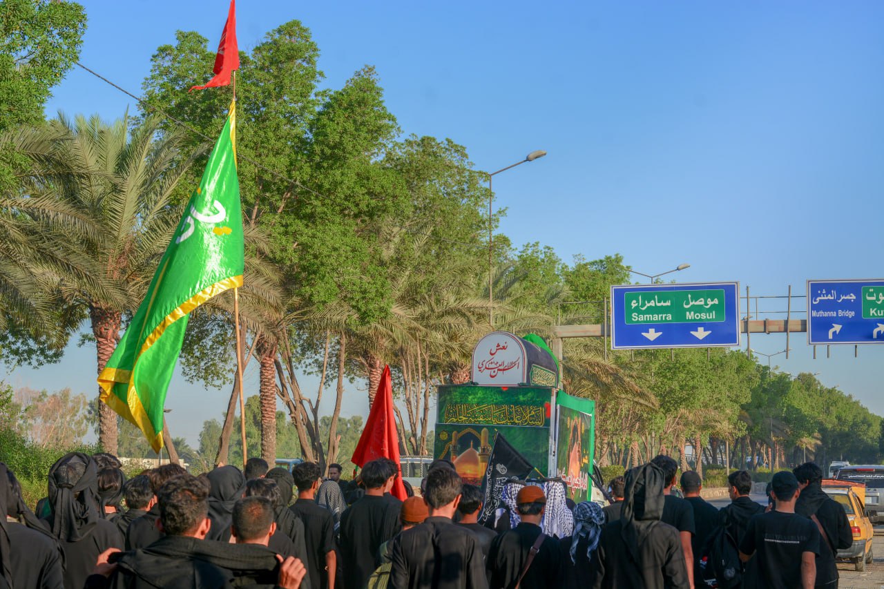 Large crowds of Shia pilgrims walk towards Holy Samarra to observe ...