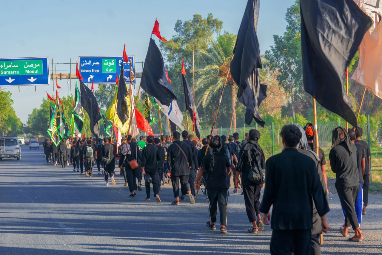 Large crowds of Shia pilgrims walk towards Holy Samarra to observe ...
