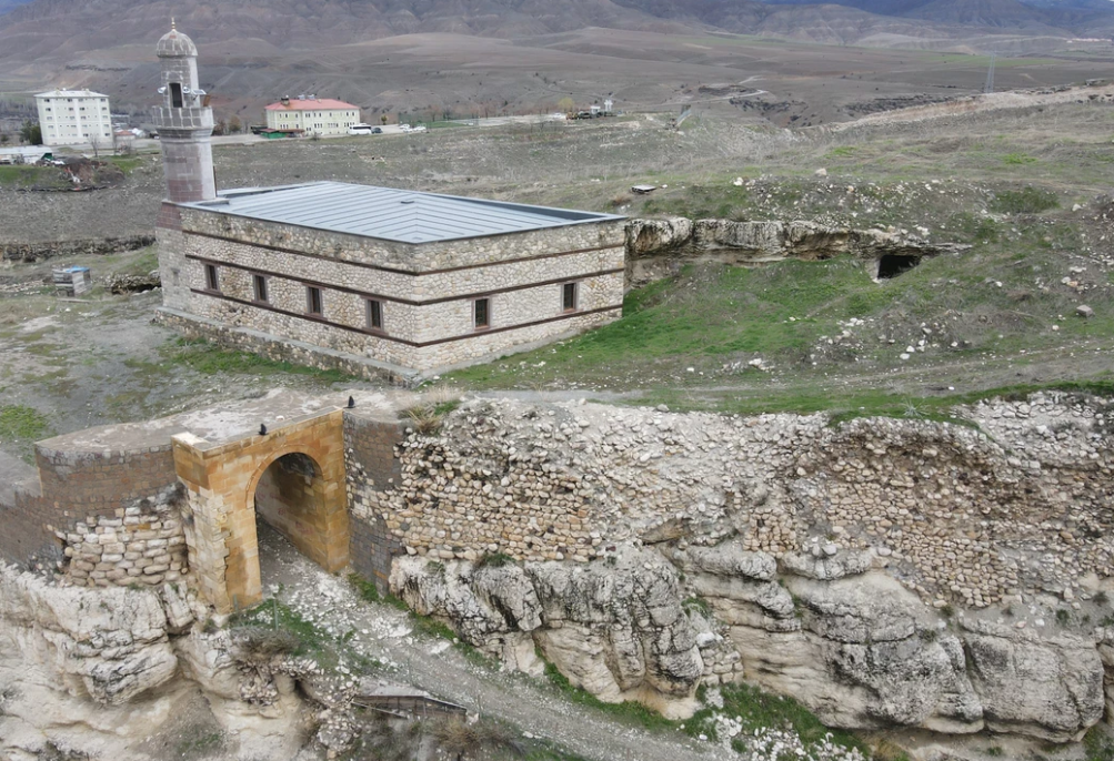 Forgotten mosque in Türkiye’s Kemah Castle reconstructed after eight ...