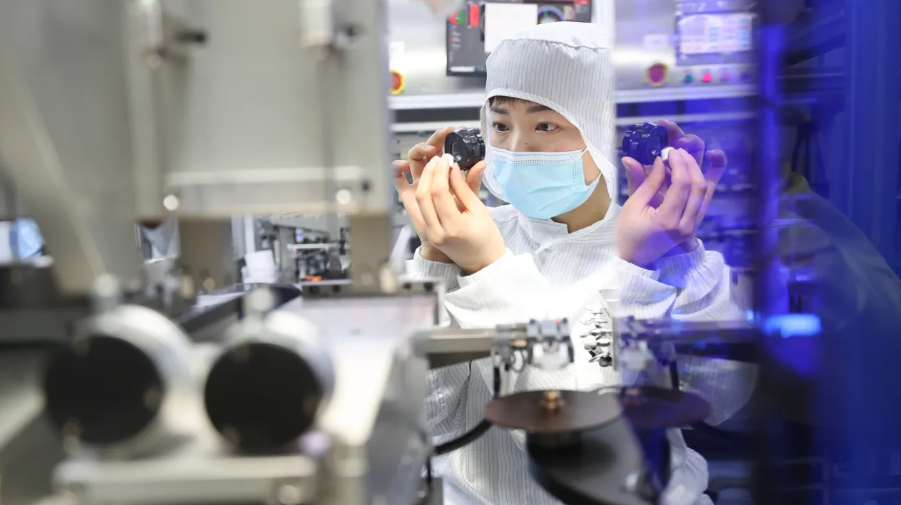 Scientists Create Contact Lenses That Unlock Infrared “Super-Vision ...